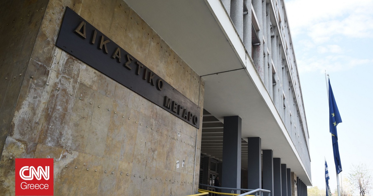 Προσωρινά κρατούμενος ο 67χρονος που μπήκε με σφυρί σε τράπεζα στη ...