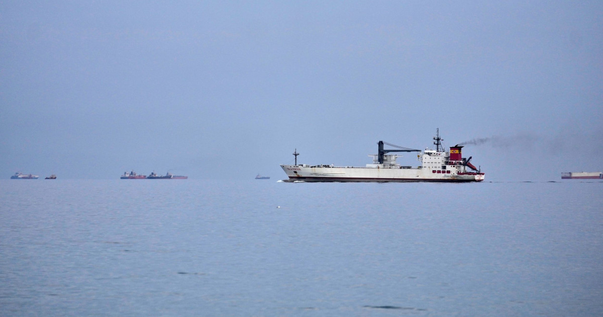 Φορτηγό πλοίο δέχθηκε επίθεση από πολλά σκάφη στα ανοικτά των ακτών του ...