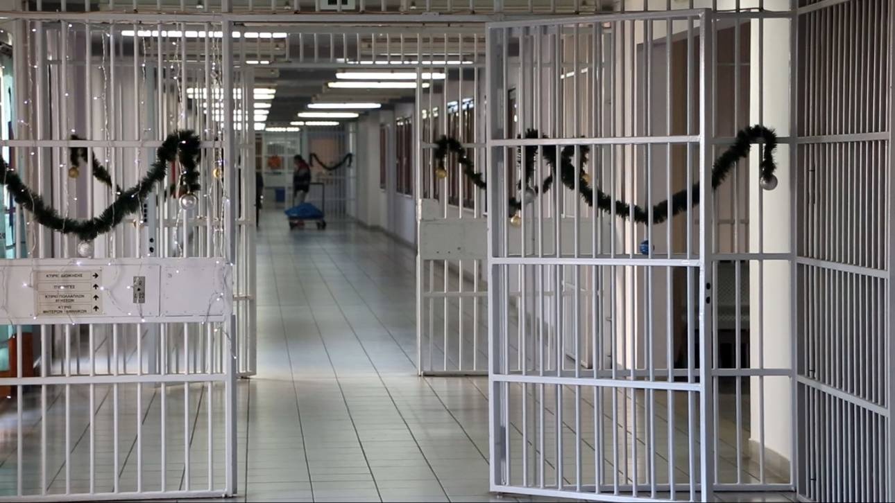 Γιορτές με τις κρατούμενες των γυναικείων φυλακών Θήβας - CNN.gr