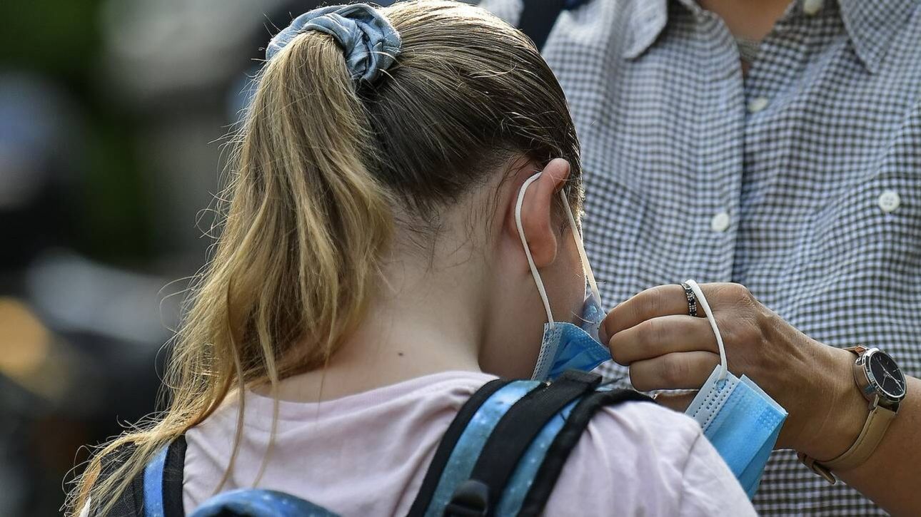 Άνοιγμα σχολείων: Οδηγίες για τη σωστή χρήση της μάσκας από τα μικρά ...