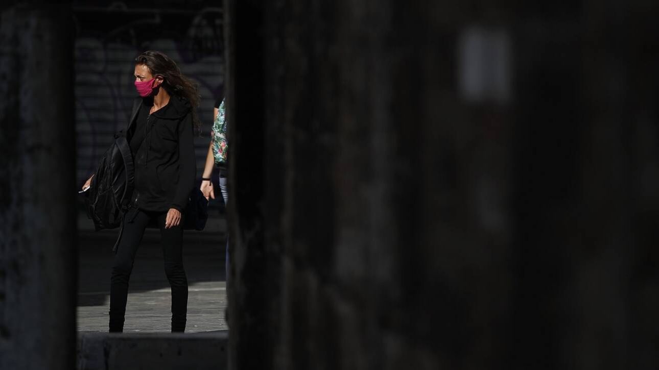 Κορωνοϊός: Μία ανάσα πριν τα νέα μέτρα η Αττική; Προβληματίζουν οι ...