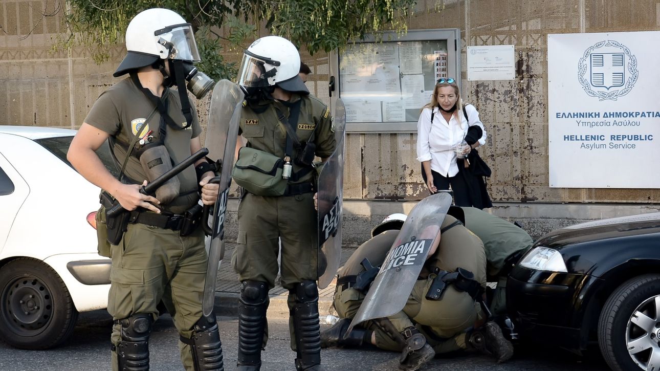 Επεισόδια έξω από το υπουργείο Προστασίας του Πολίτη - Πυροσβεστική ...