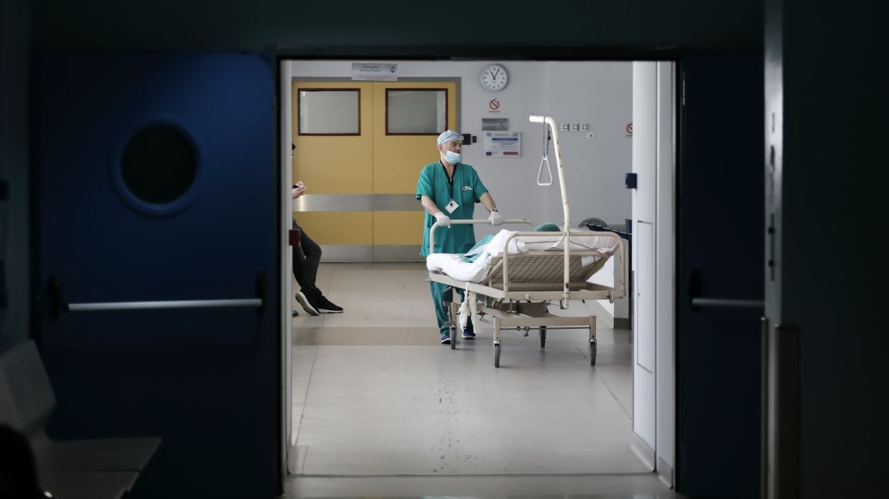 Κορωνοϊός: Πίεση στις ΜΕΘ της Αθήνας - Στο ΑΧΕΠΑ τα κρούσματα από την ...