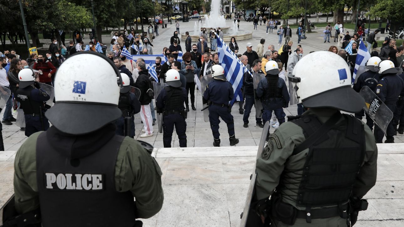 28η Οκτωβρίου: Ένταση στο Σύνταγμα – Ομάδα επιχείρησε να καταθέσει ...