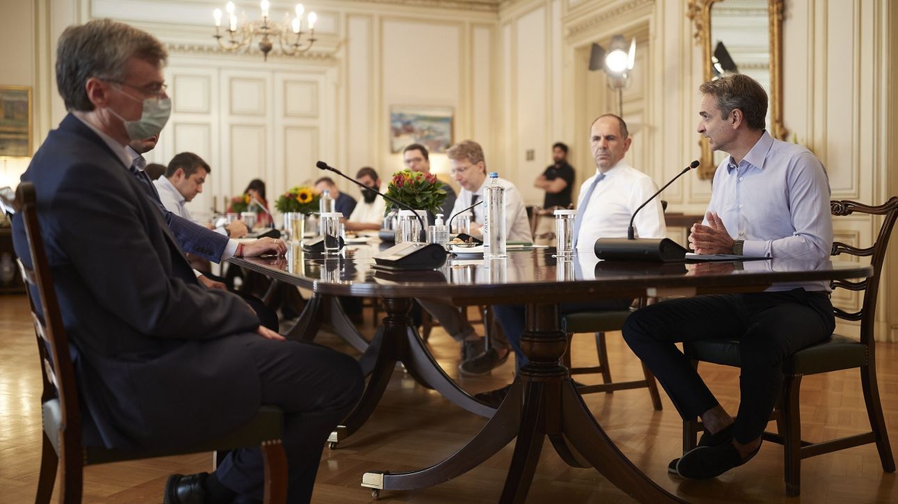 Νέο lockdown μετά το δραματικό τριπλό ρεκόρ: Επιστρέφουν τα SMS – Τι κλείνει, τι αλλάζει - CNN.gr