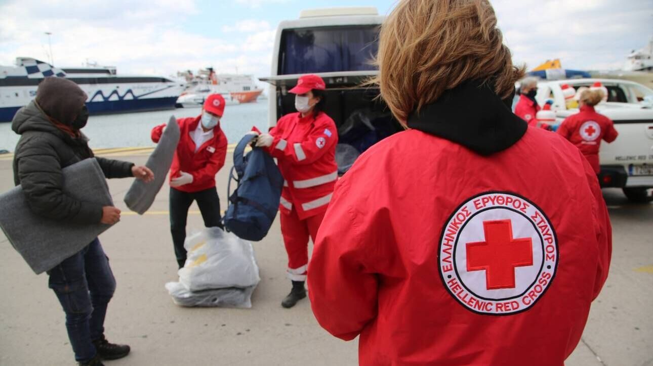 Ο Ελληνικός Ερυθρός Σταυρός στο πλευρό των αστέγων στο λιμάνι του ...