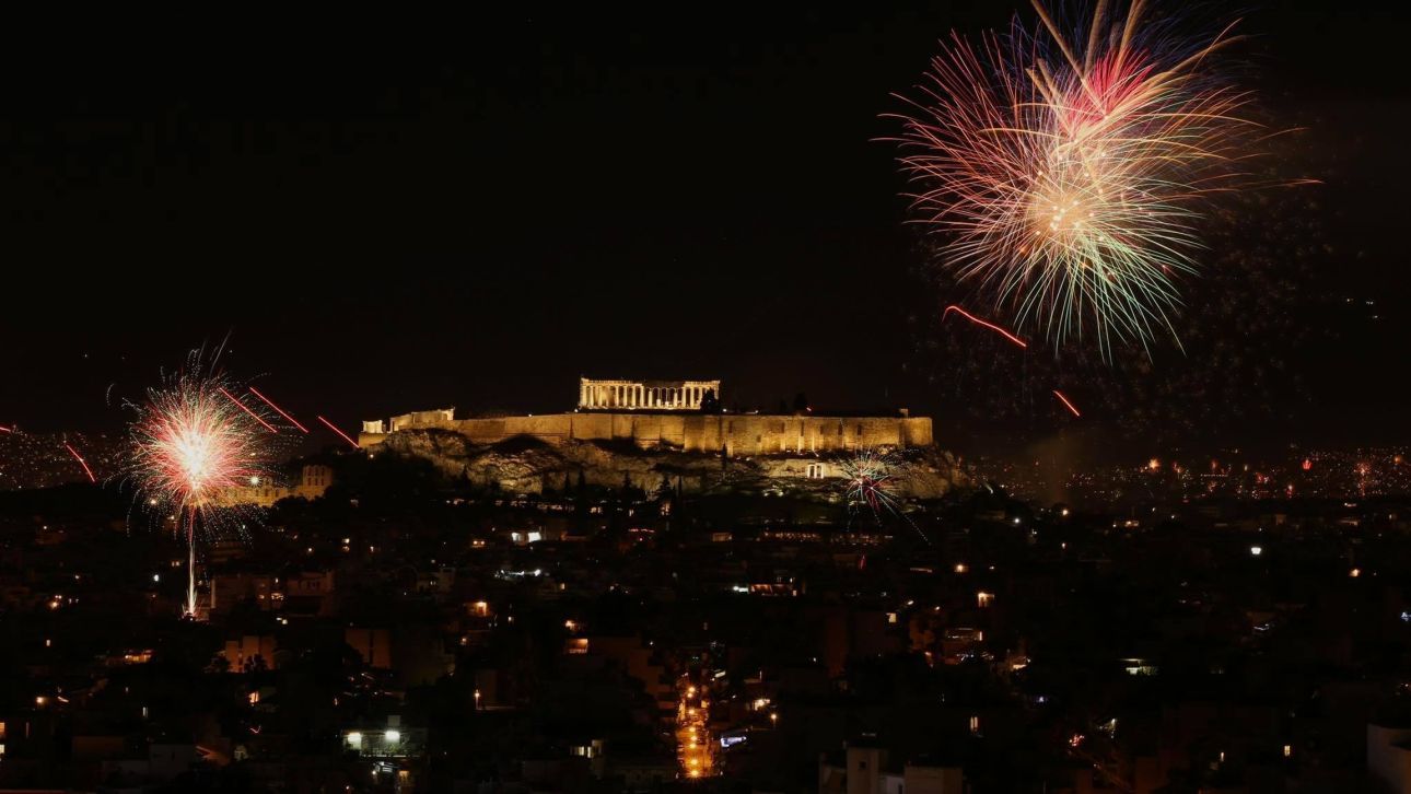 Η Ελλάδα και ο κόσμος υποδέχονται το 2021 με την ευχή να είναι μια ...