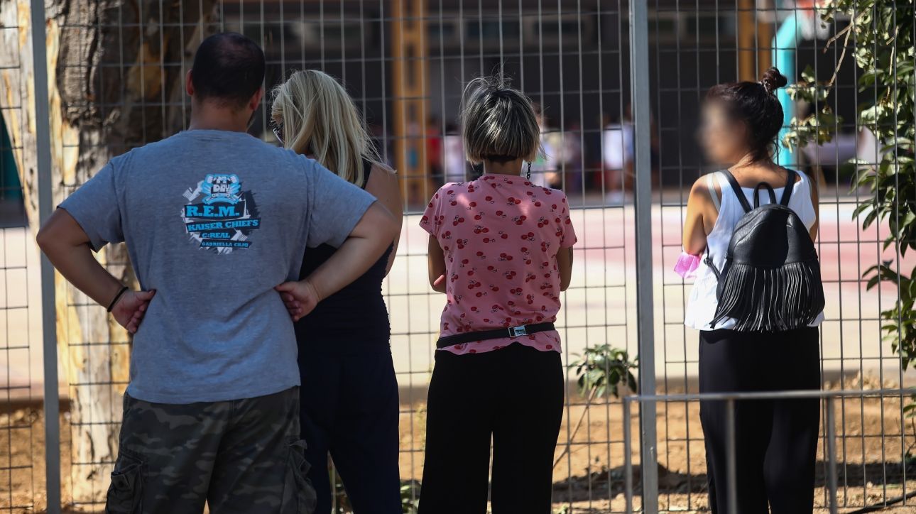 SMS 13033: Πώς θα μεταβούν οι γονείς στο σχολείο - CNN.gr