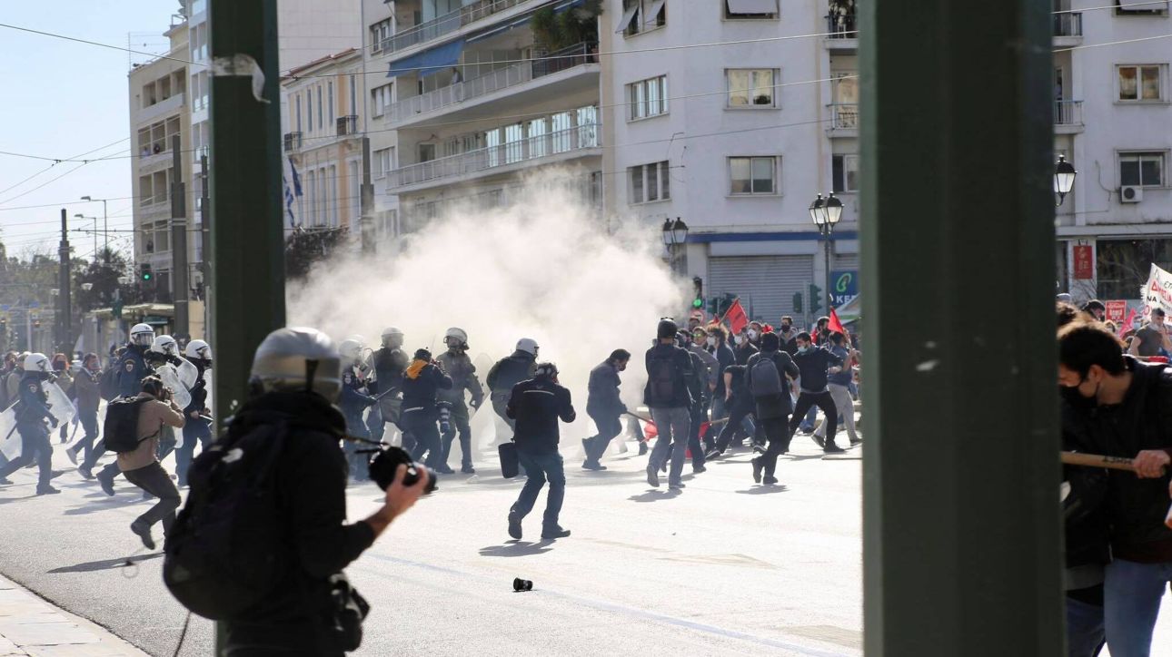 Πανεκπαιδευτικό συλλαλητήριο: Ένταση και χημικά στο κέντρο της Αθήνας ...