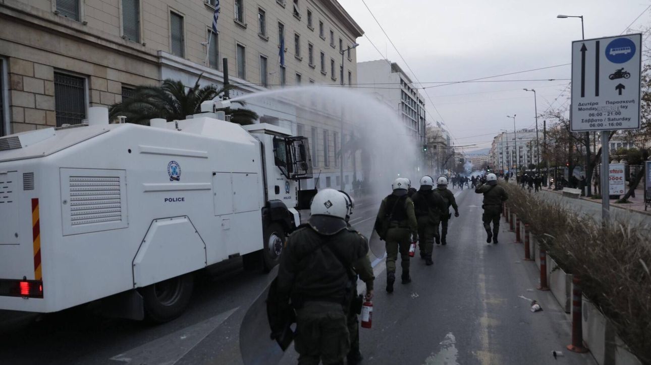 Επεισόδια στο κέντρο της Αθήνας στην πορεία για τον Δημήτρη Κουφοντίνα ...