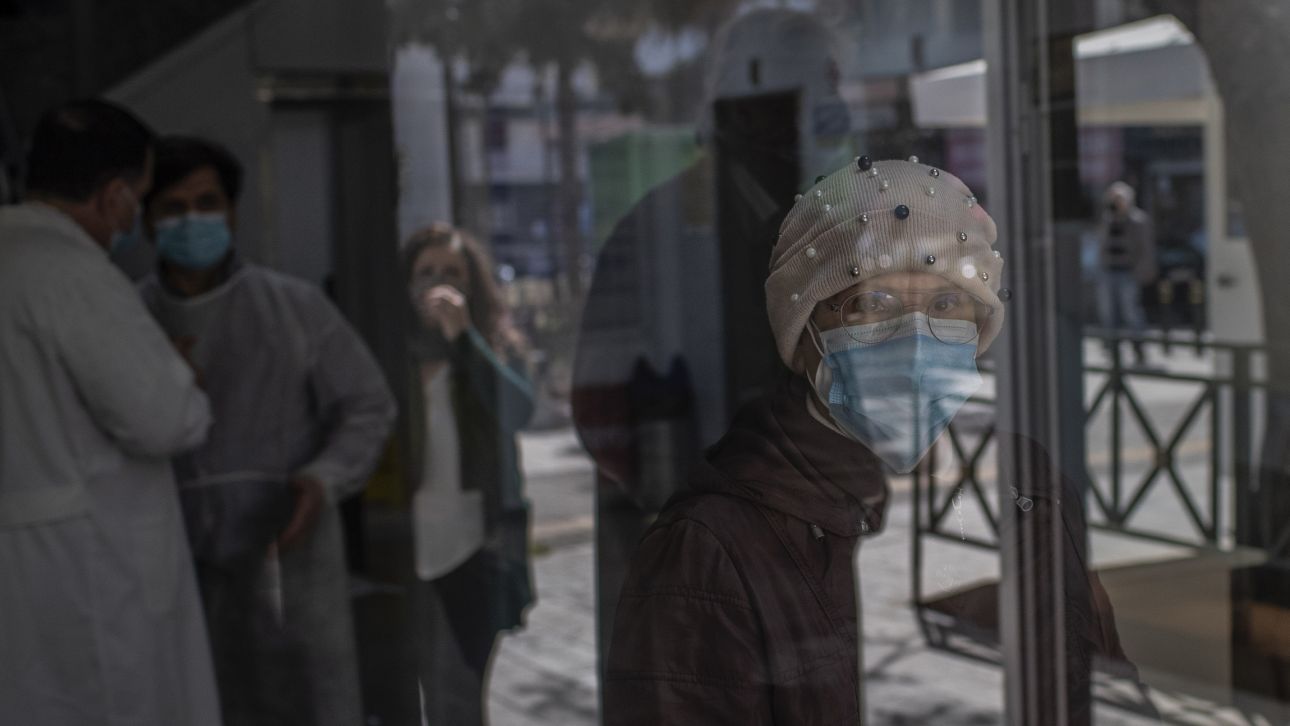 Τσακρής: Βρισκόμαστε στην κορύφωση του τρίτου κύματος - CNN.gr