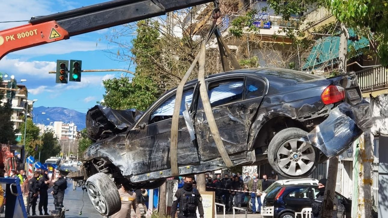 Καταδίωξη κλεμμένου ΙΧ στη Λιοσίων: Οι πρώτες εικόνες από το τροχαίο ...