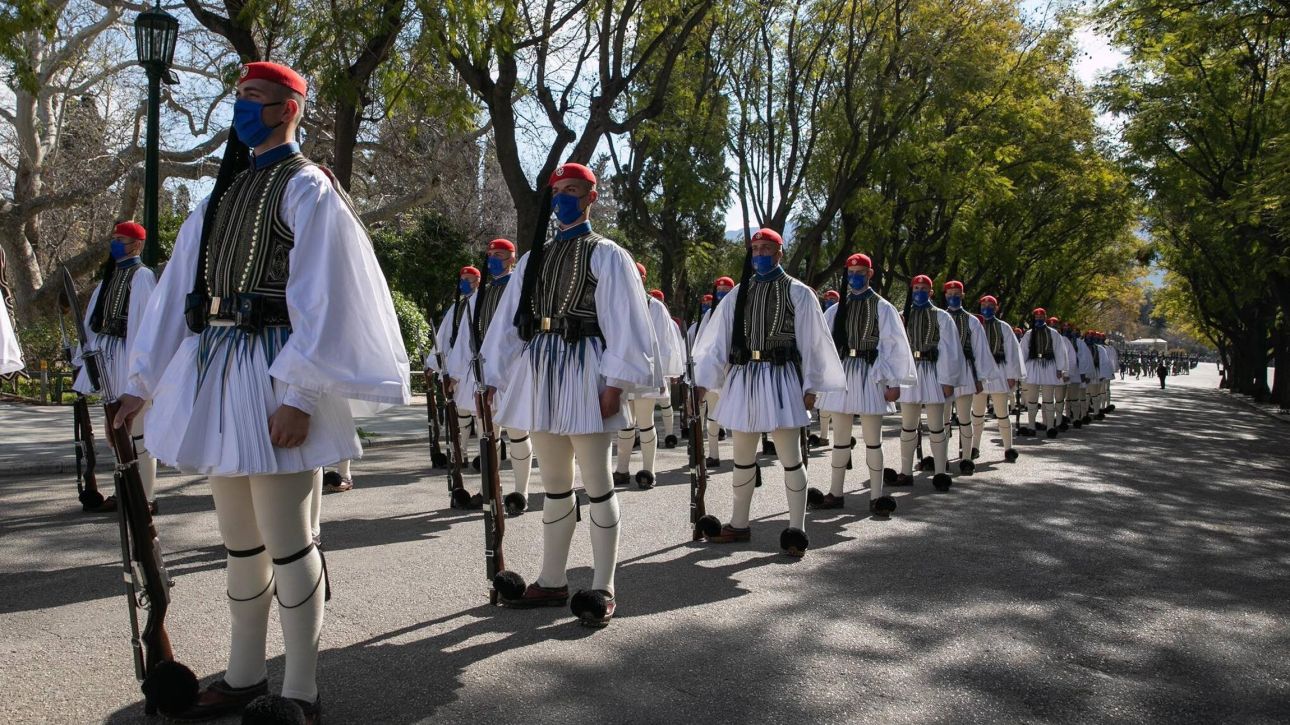 Εντυπωσιακές εικόνες από τη στρατιωτική παρέλαση για τα 200 χρόνια από ...
