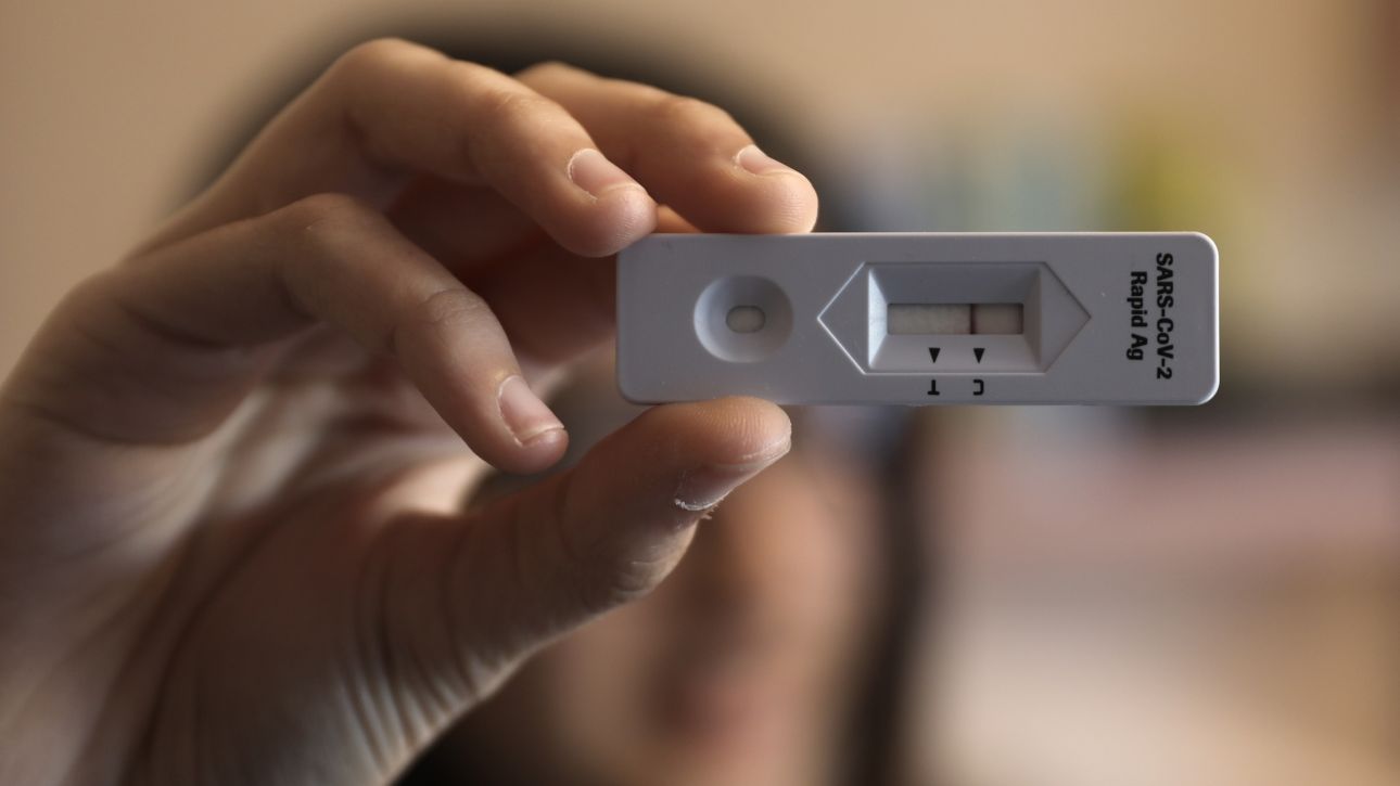 Έρχονται δωρεάν self test για 900.000 εργαζόμενους - CNN.gr