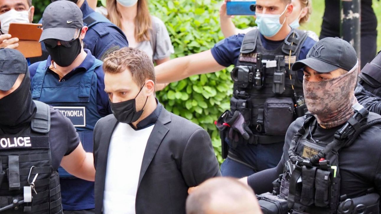 Γλυκά νερά: Η κυνική ομολογία και τα μυστικά του ημερολογίου της ...