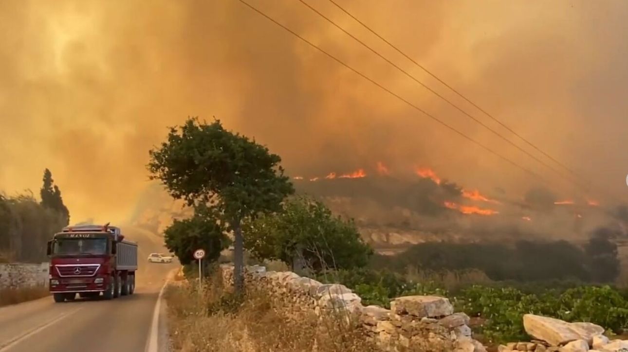 Φωτιά στην Πάρο: Ενισχύονται οι πυροσβεστικές δυνάμεις από Αθήνα ...