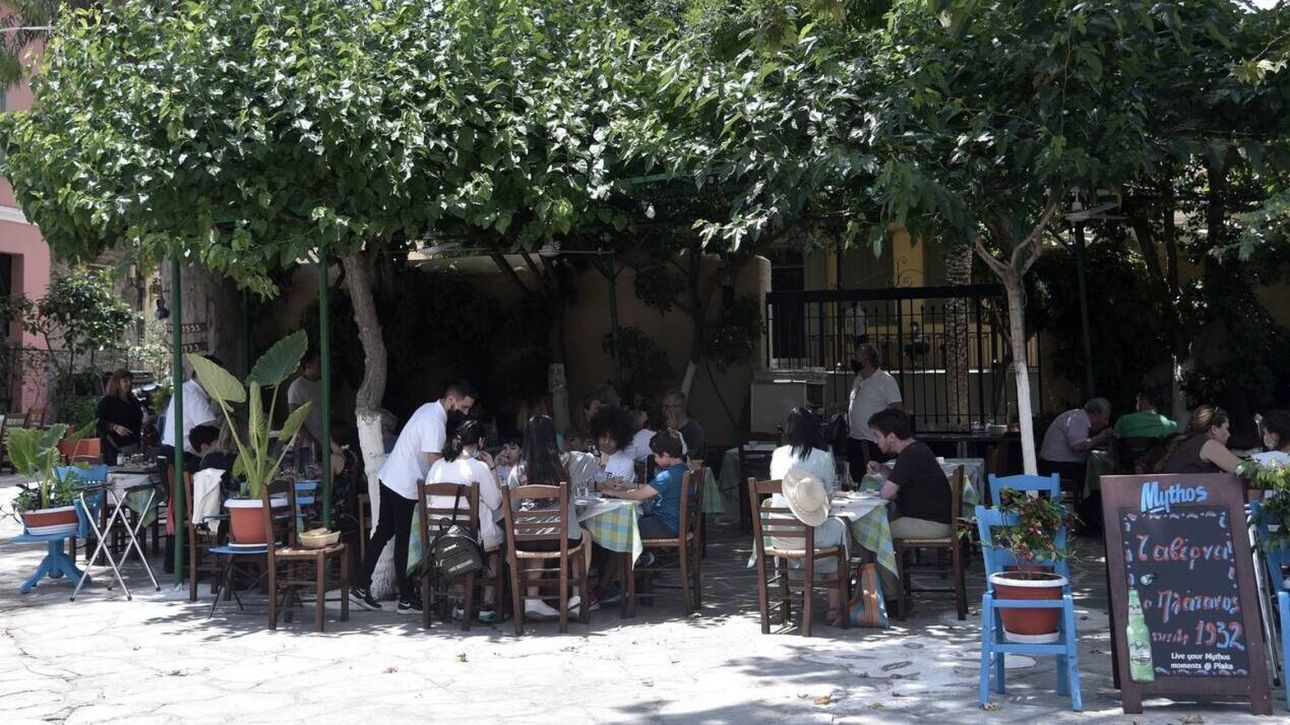 Προνόμια εμβολιασμένων: Τι αλλάζει από 15 Ιουλίου σε μπαρ, εστιατόρια ...