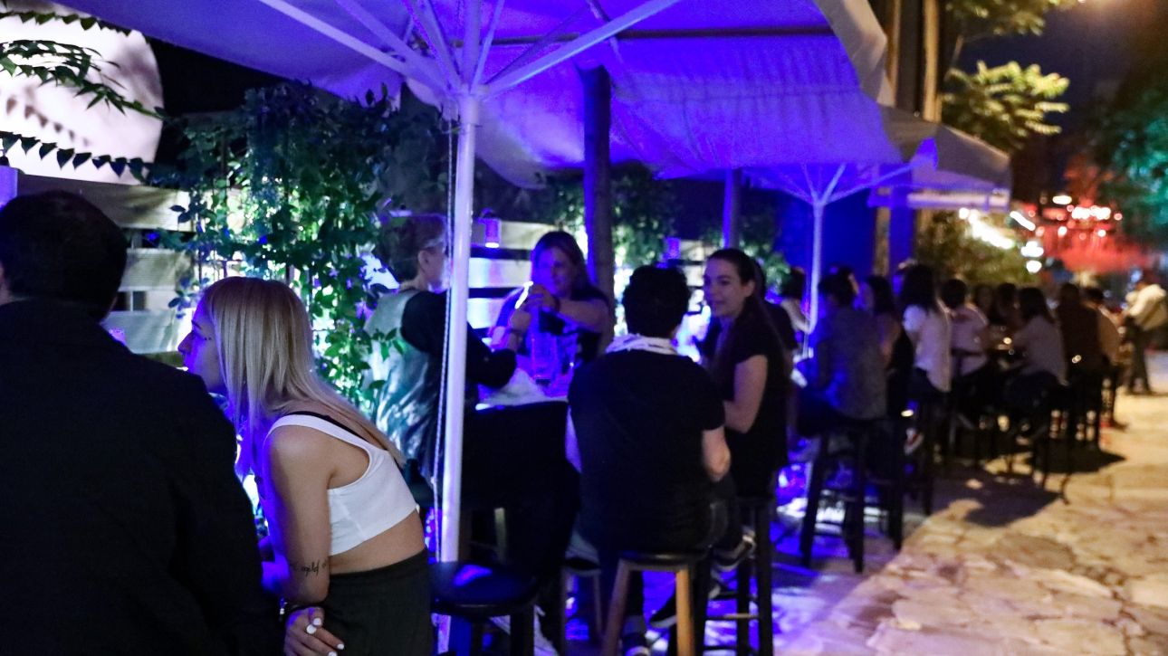 Το πρώτο Σαββατοκύριακο χωρίς περιορισμούς - Πώς λειτουργούν εστίαση ...