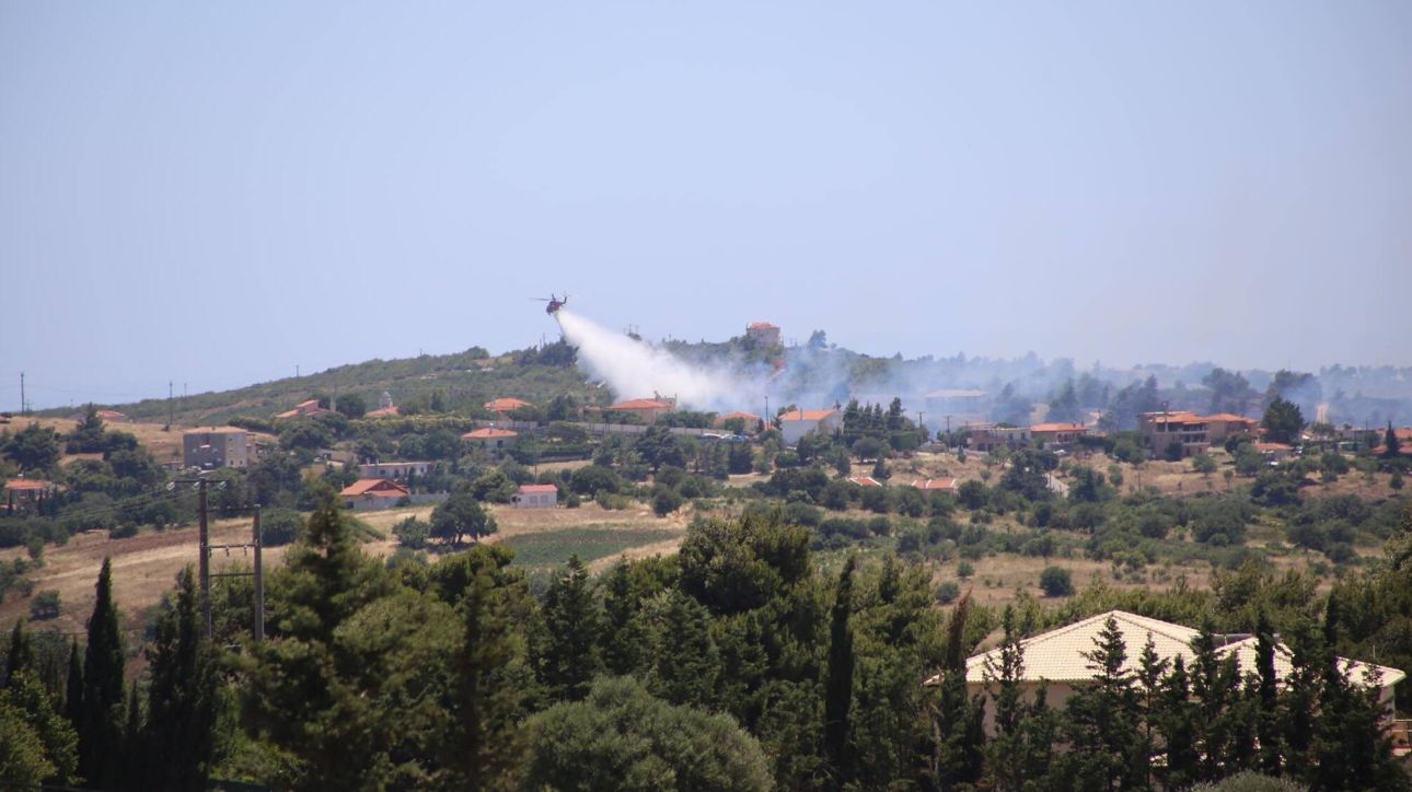 Φωτιές στην Αττική: Ενισχύονται οι δυνάμεις στον Βαρνάβα - Σε εξέλιξη η ...