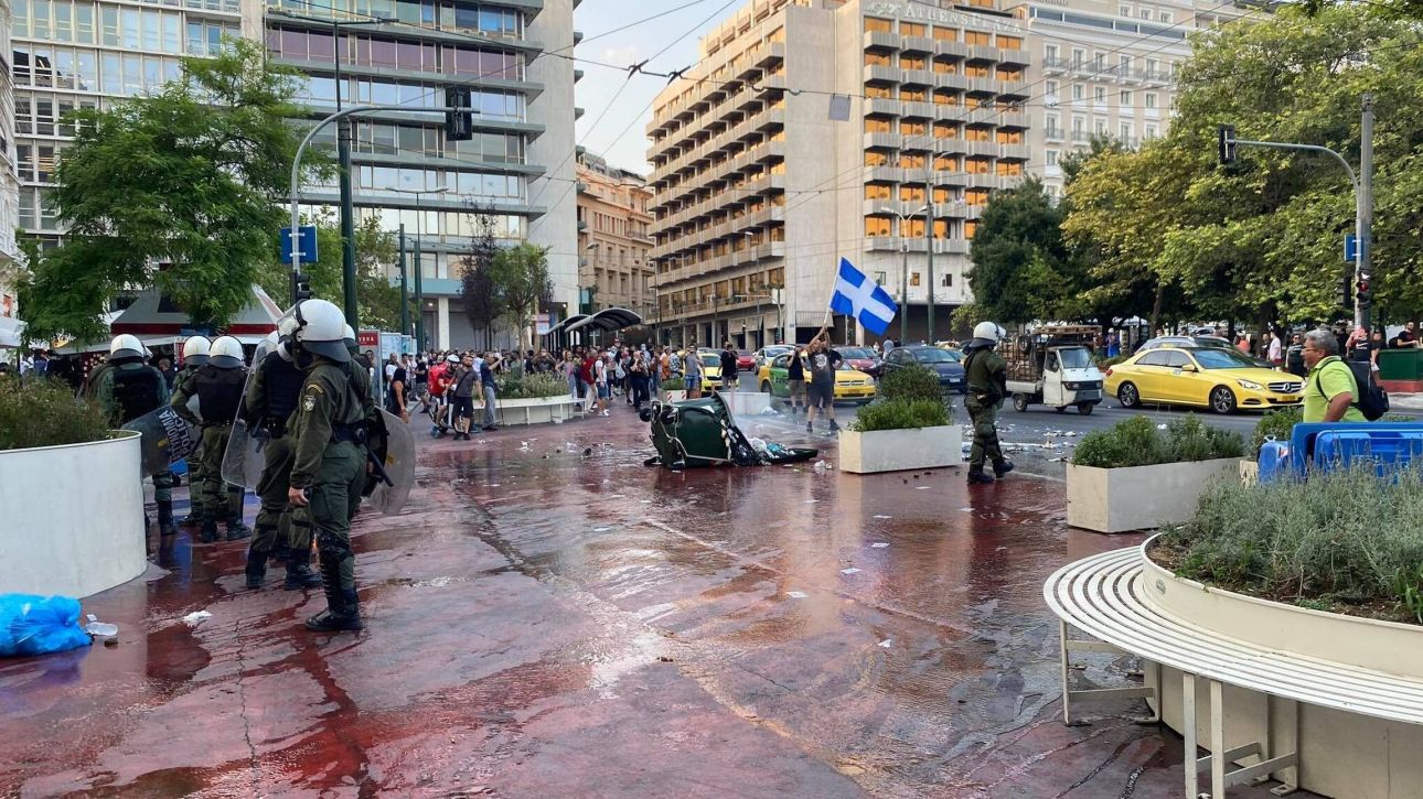 Επεισόδια στη νέα συγκέντρωση αντιεμβολιαστών με χρυσαυγίτες στο ...