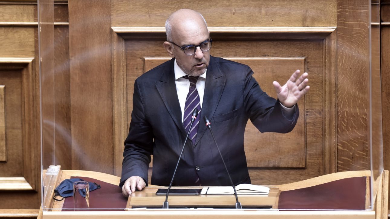 Παρέμβαση Ρουβίκωνα στο σπίτι του Μπάμπη Παπαδημητρίου - Καταδικάζει η ...