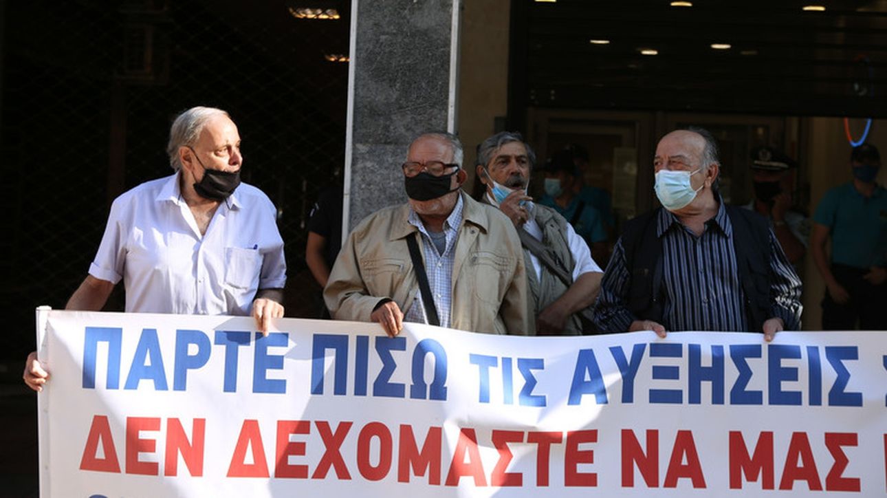Παράσταση διαμαρτυρίας του ΠΑΜΕ στη ΔΕΗ για τις αυξήσεις στο ρεύμα - CNN.gr
