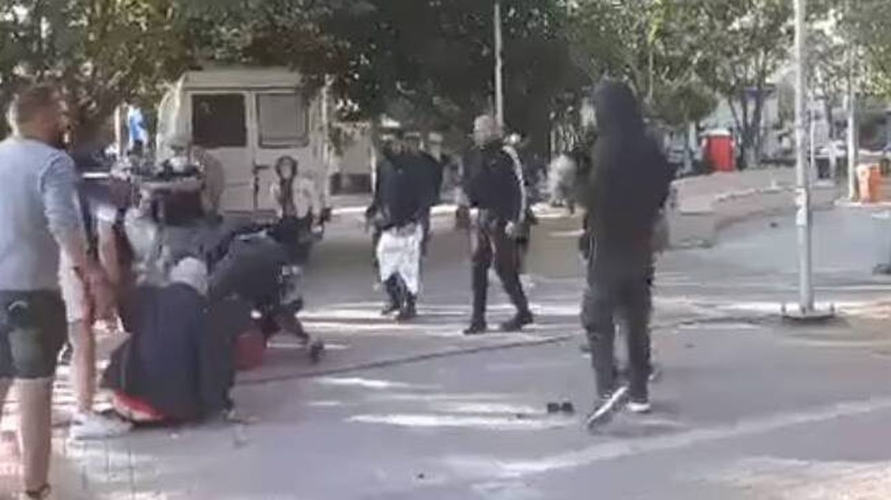 Επίθεση κουκουλοφόρων σε αντιφασιστική συγκέντρωση στο Νέο Ηράκλειο ...