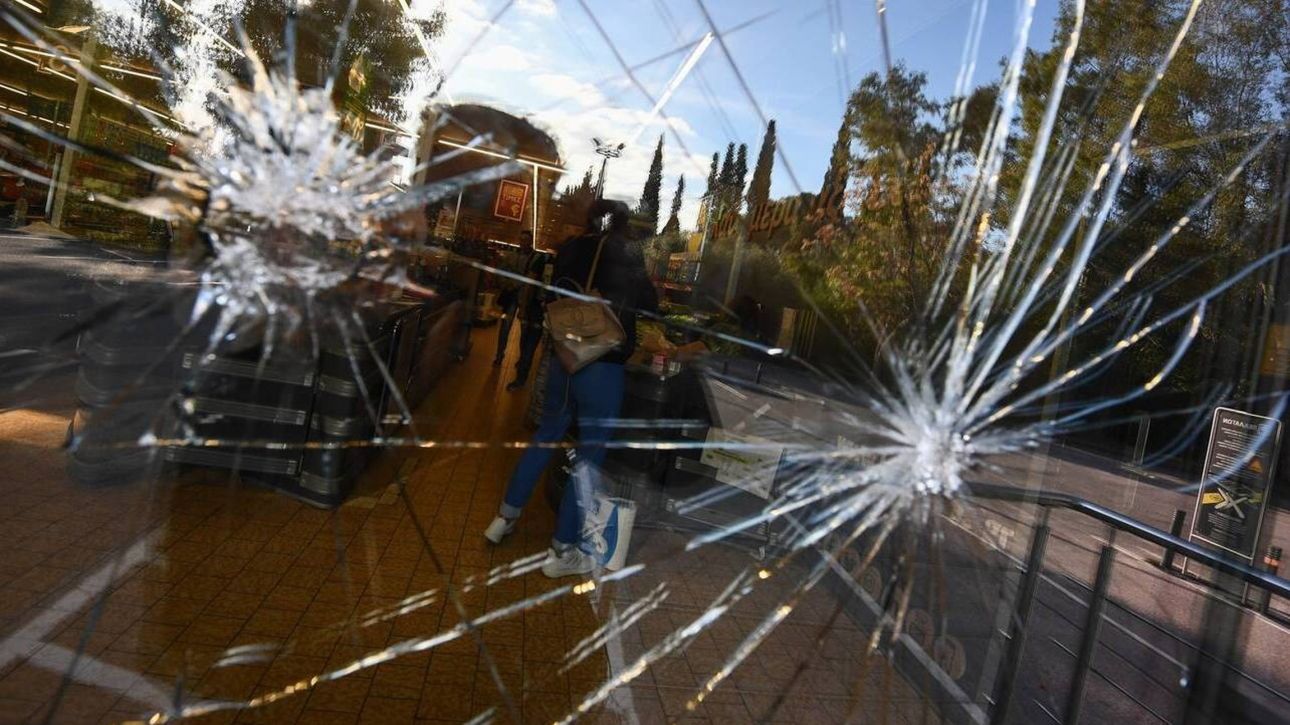 «Καταδρομική» με μολότοφ στο Τμήμα Τροχαίας Πειραιά τα ξημερώματα - CNN.gr