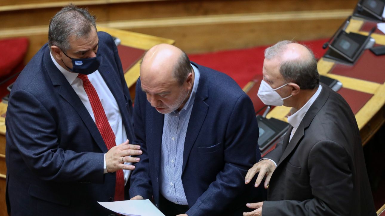 Τρύφωνας Αλεξιάδης: Αισθάνθηκε αδιαθεσία ενώ μιλούσε στη Βουλή - CNN.gr