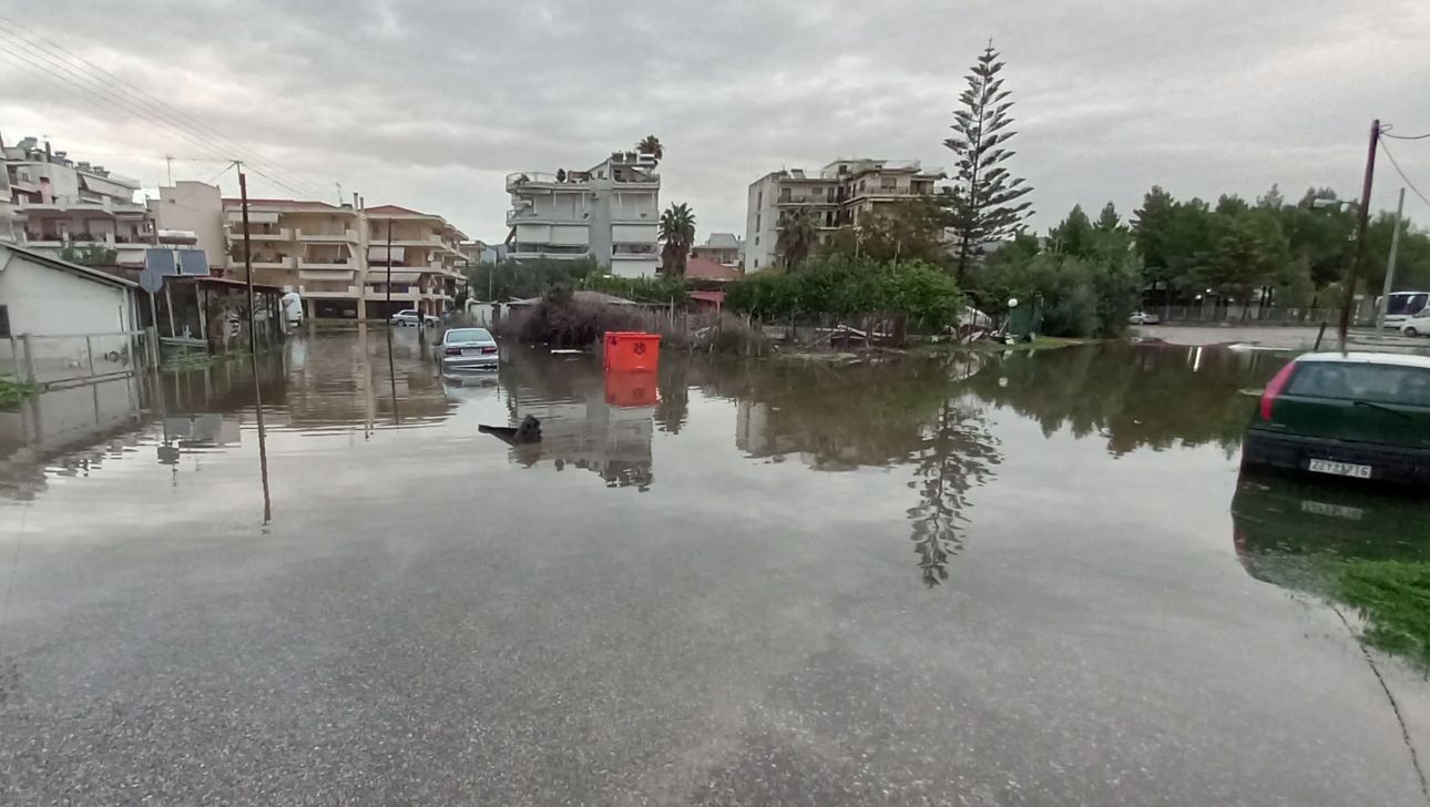 Η κακοκαιρία πλήττει το Μεσολόγγι: Ποτάμια οι δρόμοι, πλημμύρισαν ...
