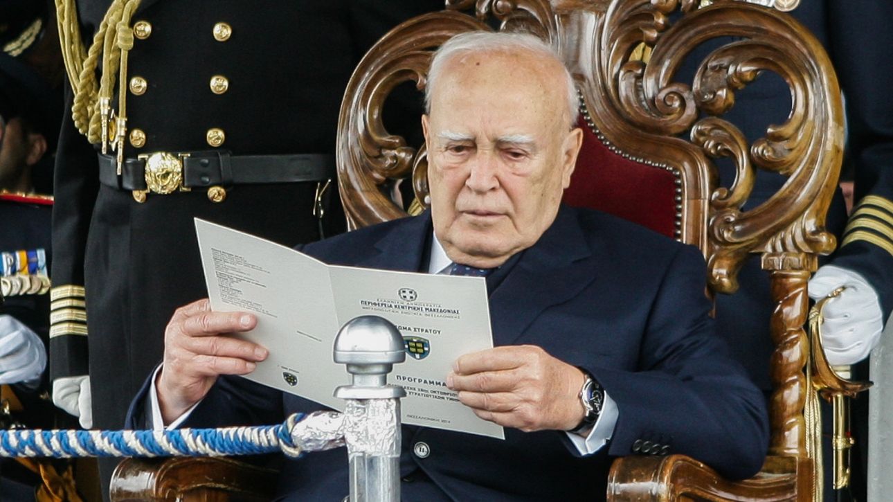 Κάρολος Παπούλιας: Όταν βραβευόταν για τη συμβολή του στις ...