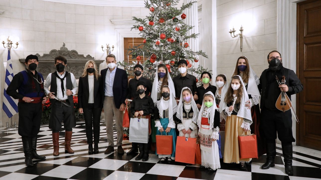 Τα πρωτοχρονιάτικα κάλαντα της Κρήτης άκουσε ο πρωθυπουργός Κυριάκος ...