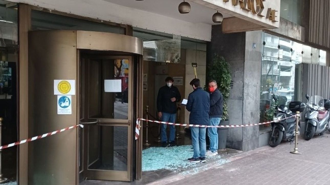 Επίθεση στα κεντρικά γραφεία του ΟΣΕ - Έσπασαν τα τζάμια με σφυριά - CNN.gr