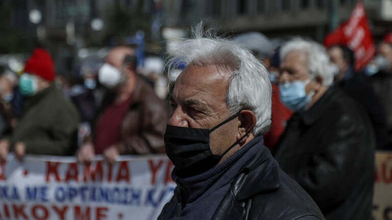 Παναττική συγκέντρωση συνταξιούχων στην πλατεία Κλαυθμώνος - CNN.gr