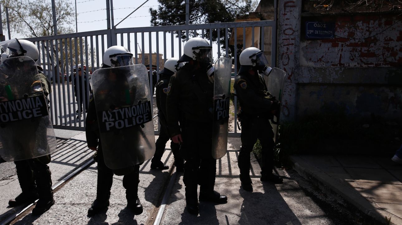 Θεσσαλονίκη: Στον εισαγγελέα 8 συλληφθέντες για τα επεισόδια στο λιμάνι ...