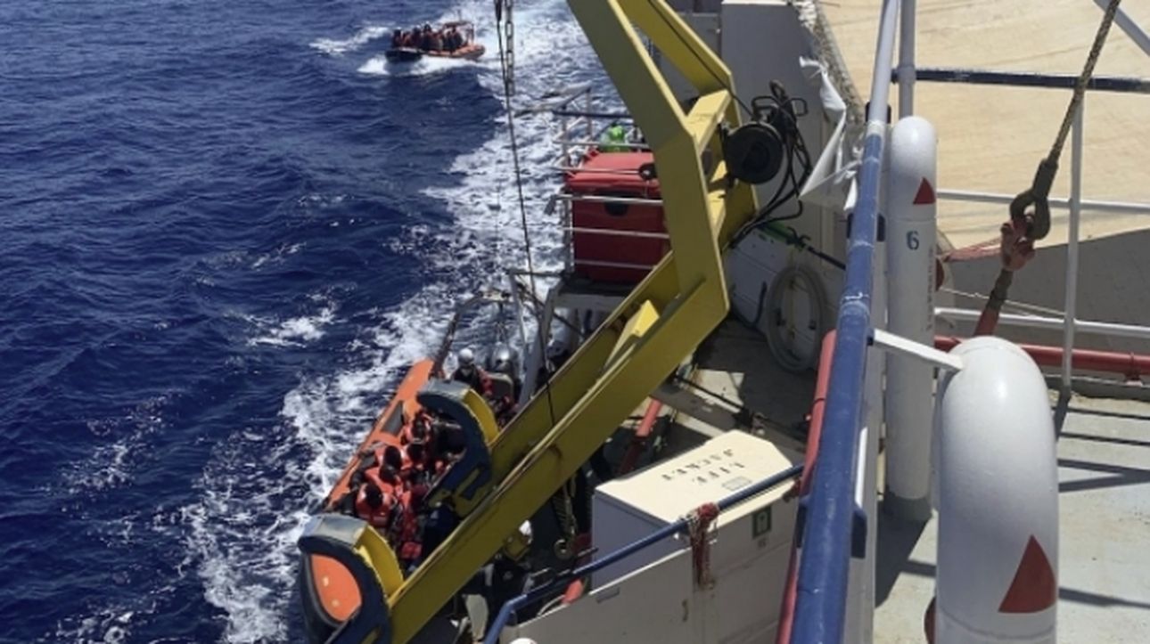 Διάσωση δεκάδων μεταναστών και προσφύγων στη Μεσόγειο από την Sea-Watch ...