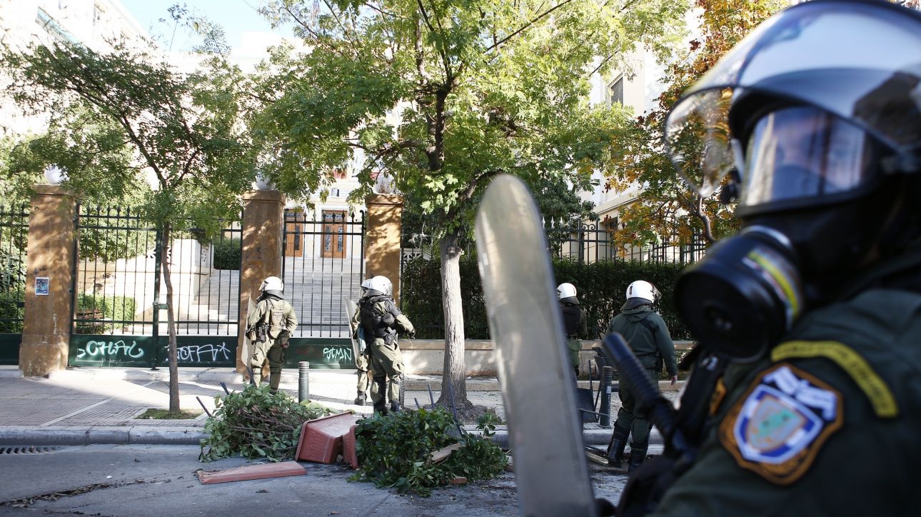 Επίθεση κουκουλοφόρων σε περιπολικό – Οι δράστες βγήκαν από την ΑΣΟΕΕ ...