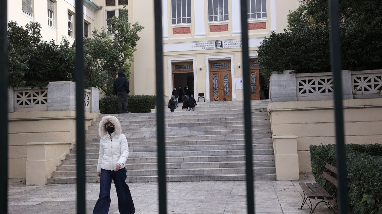 Επίθεση σε περιπολικό της Αστυνομίας έξω από την ΑΣΟΕΕ - CNN.gr