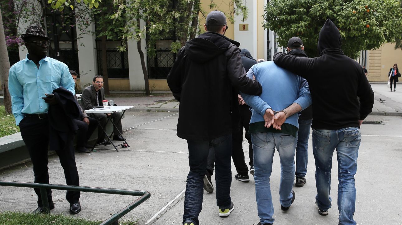 Δύο συλλήψεις για υποθέσεις διακίνησης ναρκωτικών στην Ηλιούπολη - CNN.gr