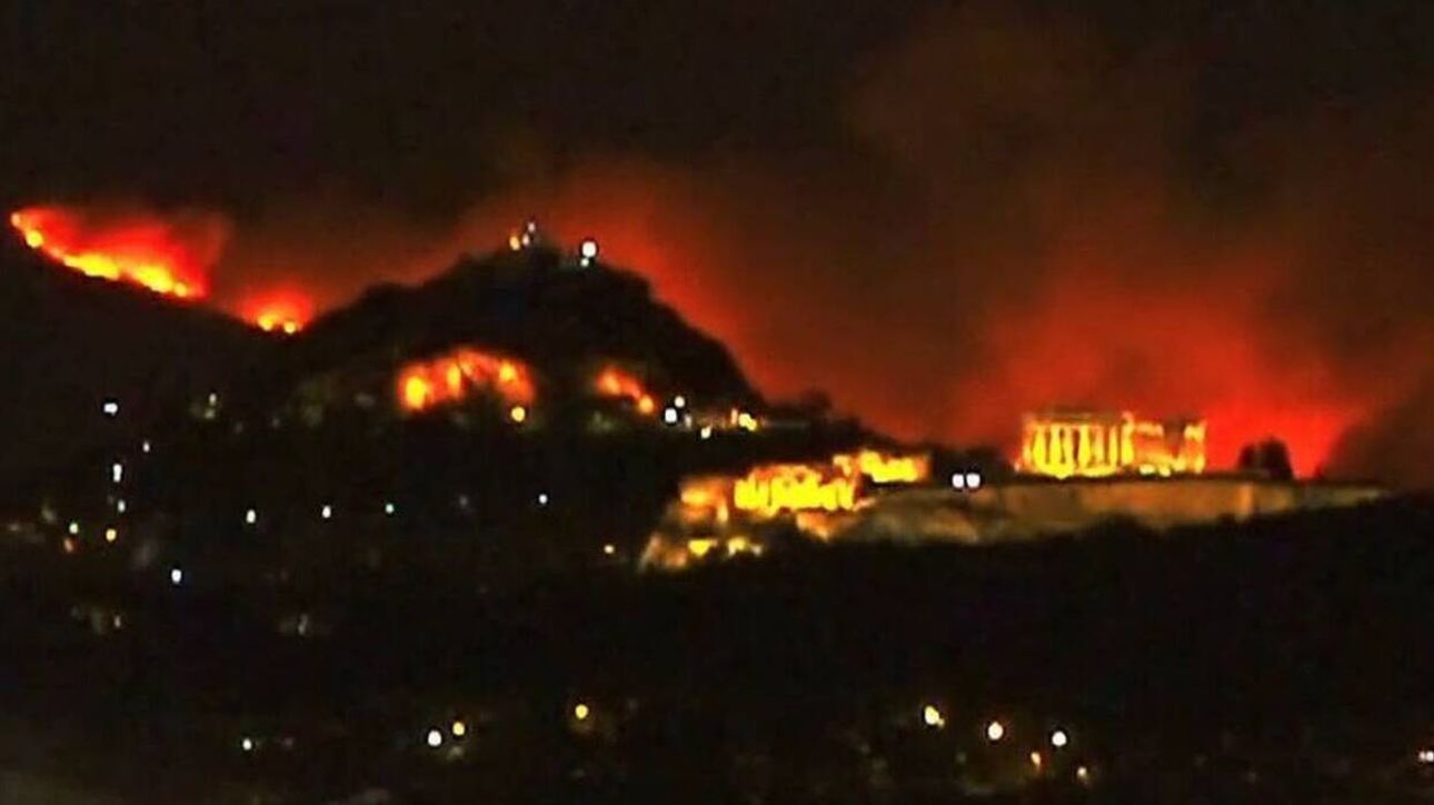 Φωτιά στην Πεντέλη: Απόκοσμη εικόνα του Παρθενώνα σε πύρινο φόντο - CNN.gr