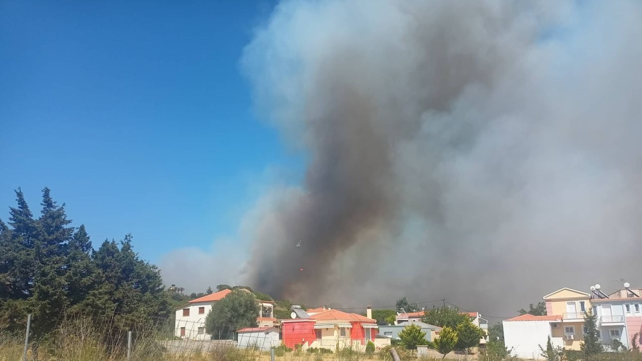 Φωτιά στη Μυτιλήνη: Εκκένωση των Βατερών - Δίπλα στα σπίτια η φωτιά ...