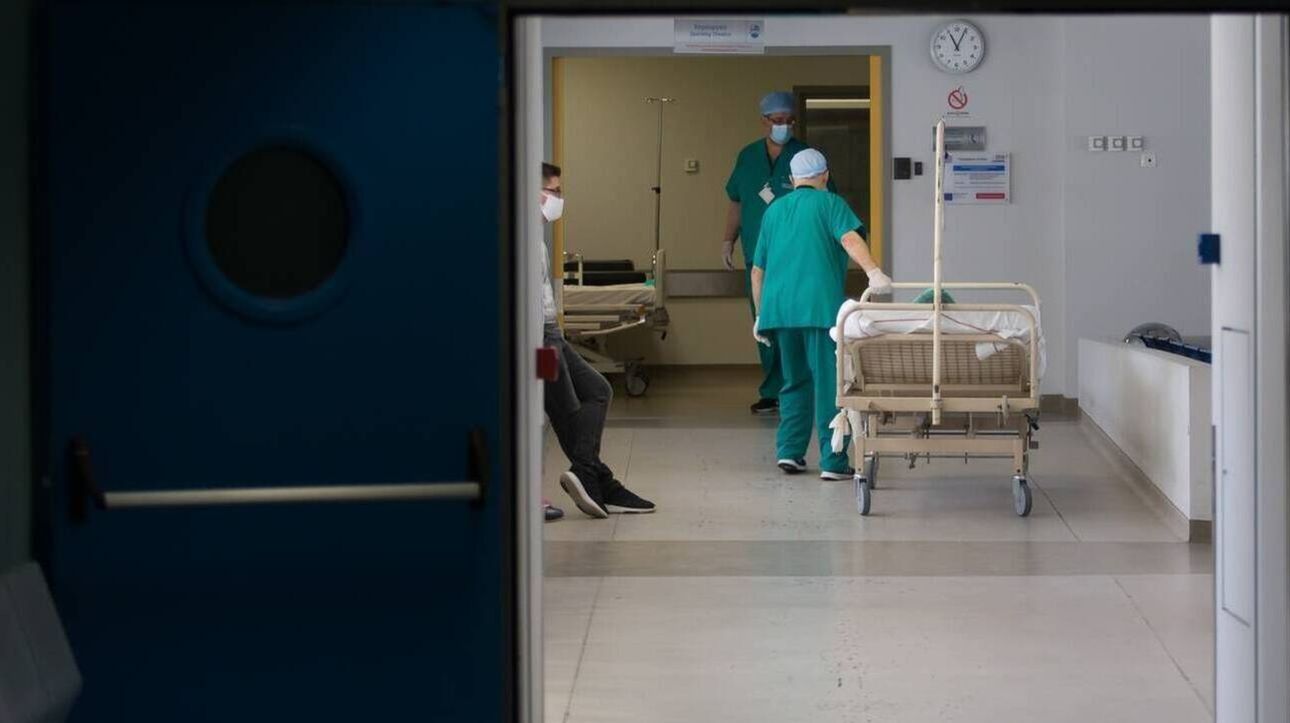 Μαχαίρωσαν 13χρονο έξω από σχολείο στη Νέα Σμύρνη – Νοσηλεύεται στο ...
