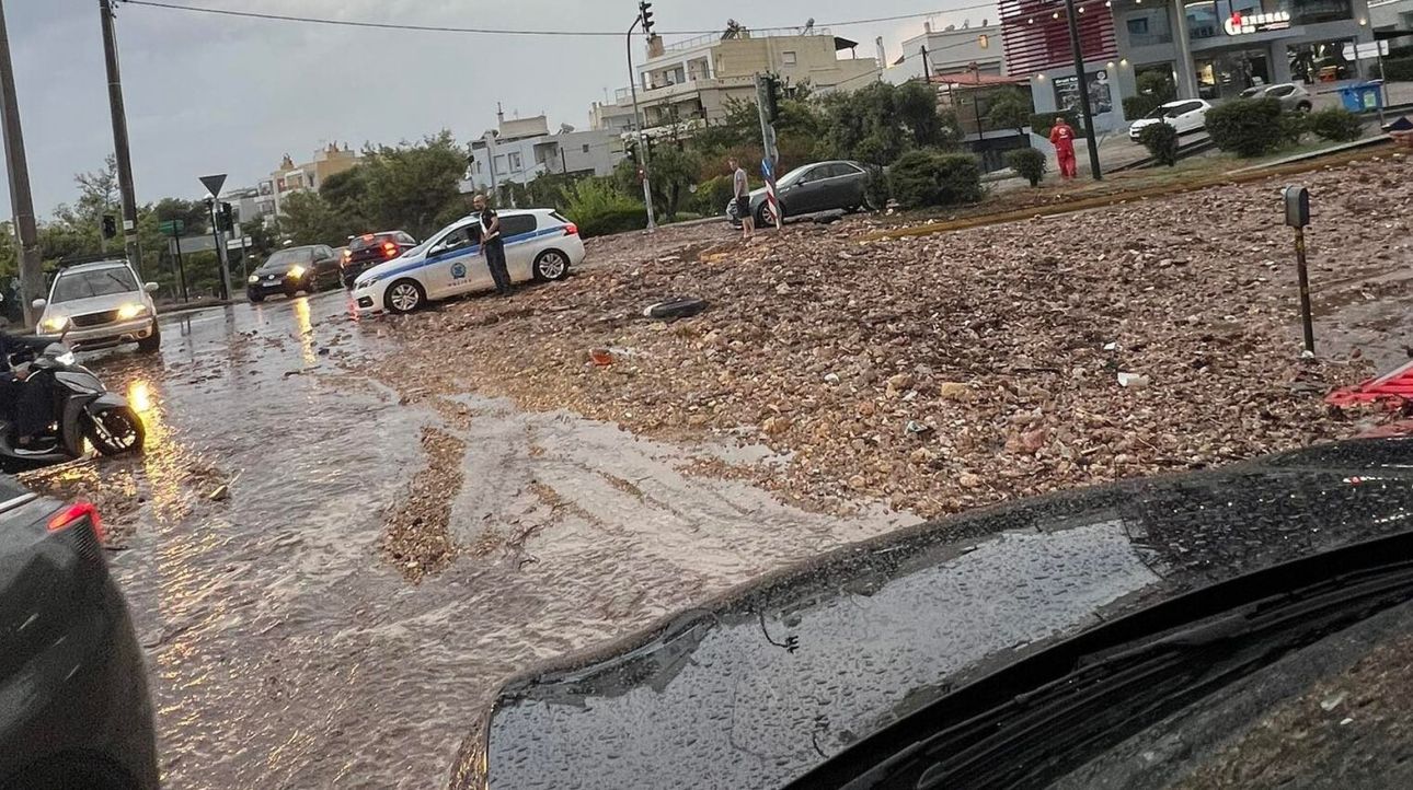 Σαρώνει η κακοκαιρία την Αττική - Έκλεισαν Ποσειδώνος και Βουλιαγμένης ...