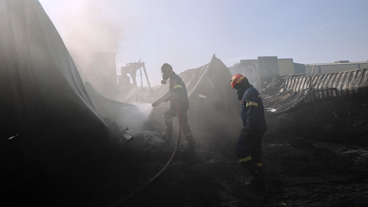 Κατασβέστηκε πλήρως η φωτιά στο εργοστάσιο ανακύκλωσης στην Μάνδρα - CNN.gr