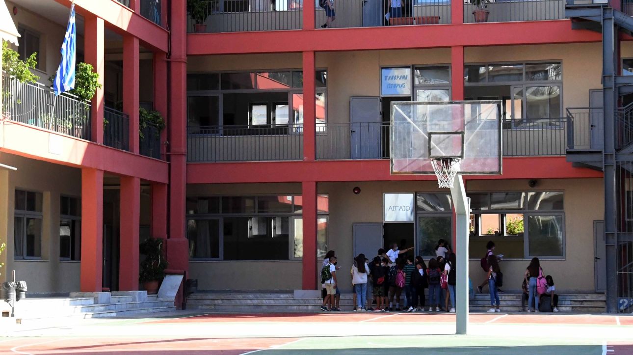 Συνεδριάζει η Επιτροπή για τα σχολεία: Προς επιστροφή στα θρανία σε ...