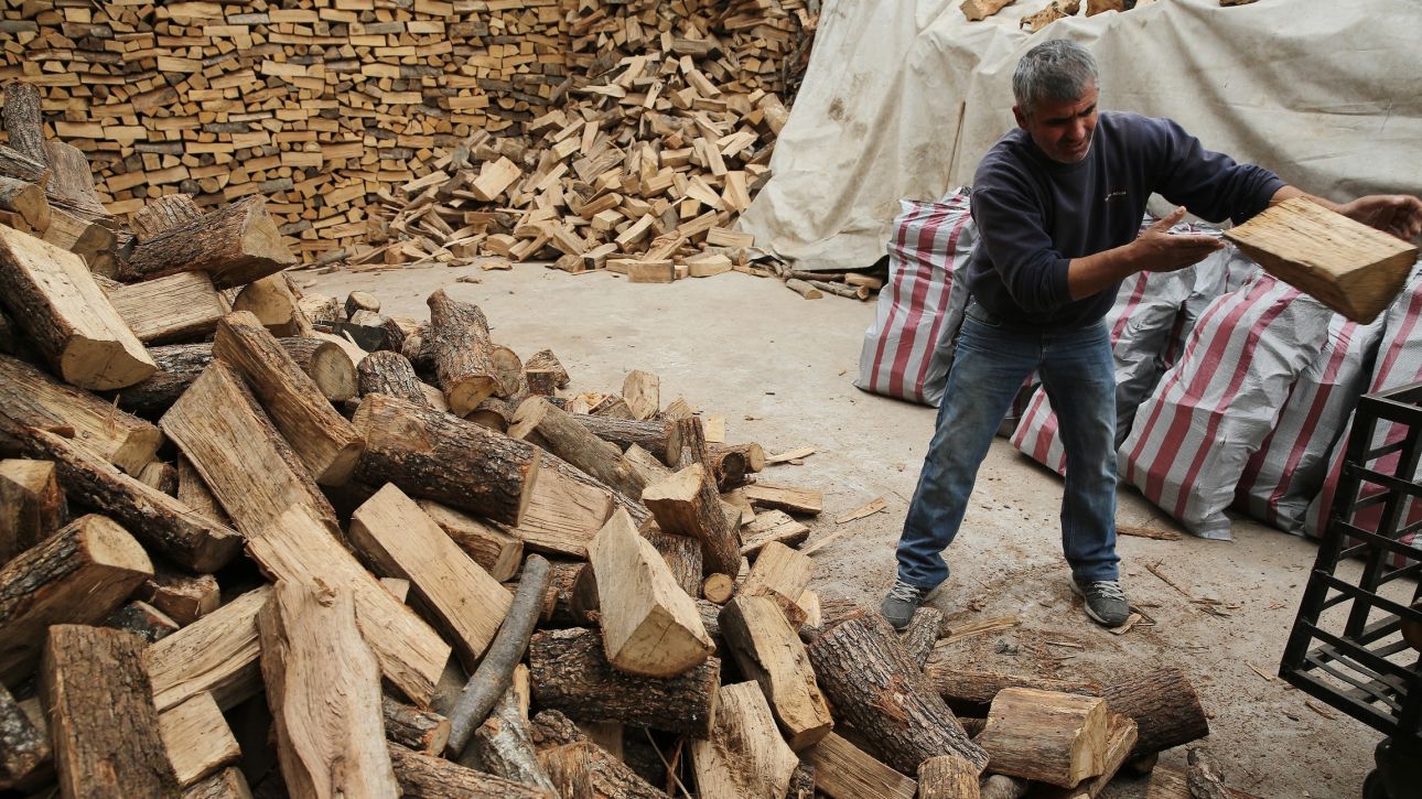 «Φωτιά» στις τιμές ενέργειας: Ανάρπαστα τα καυσόξυλα - Ελλείψεις στις ...