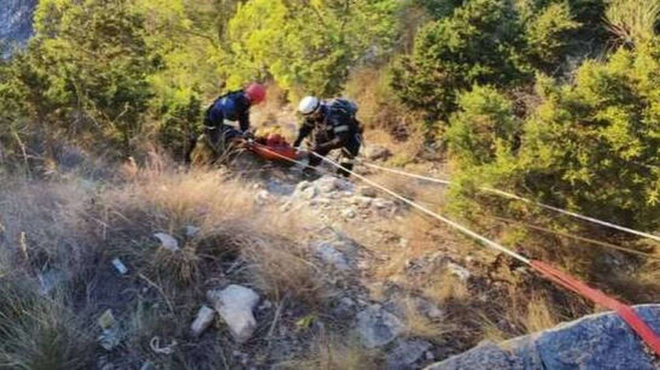 Παξοί: Σώθηκε η 42χρονη τουρίστρια που έπεσε από γκρεμό - Καρέ-καρέ η ...
