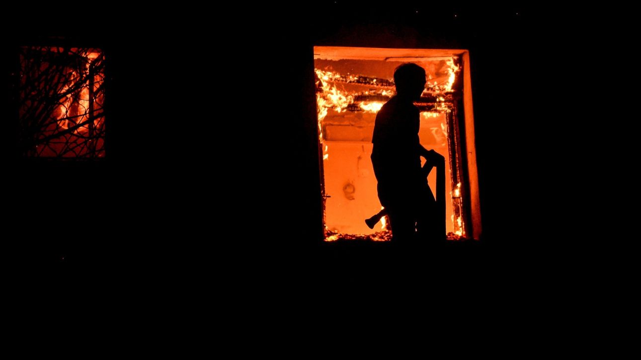 Υπό πλήρη έλεγχο η φωτιά σε υπόγειο σπίτι στην Πλάκα - CNN.gr