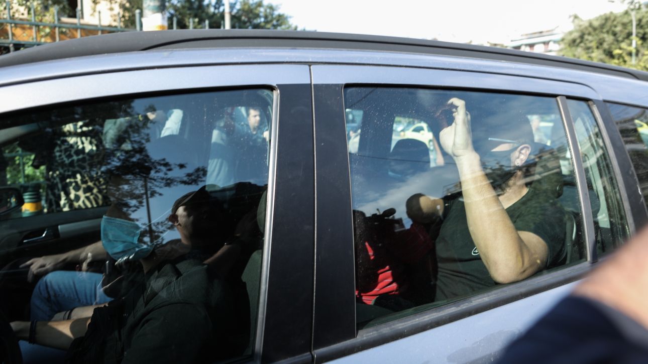 Βιασμός 12χρονης: Έφτασαν στην Ευελπίδων οι δύο κατηγορούμενοι - CNN.gr