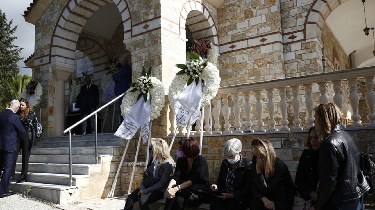 Αντώνης Σκυλλάκος: Συγκίνηση στην κηδεία του δημοσιογράφου - CNN.gr